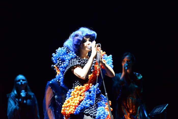 Bjork Is Full of Air in Balloon Dress at Fujirock – Tokyo Fashion ...